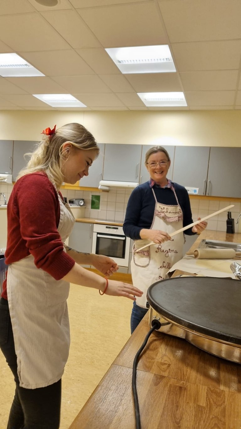 Glade jenter på lefsebaking. - Tjølling Jeger- og Fiskerforening